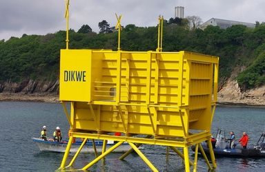 Le prototype de digue à énergie positive DIKWE installé en mer à Brest ...